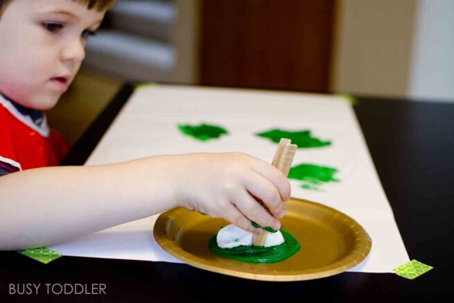 Easy Christmas Wreath Activity - Busy Toddler